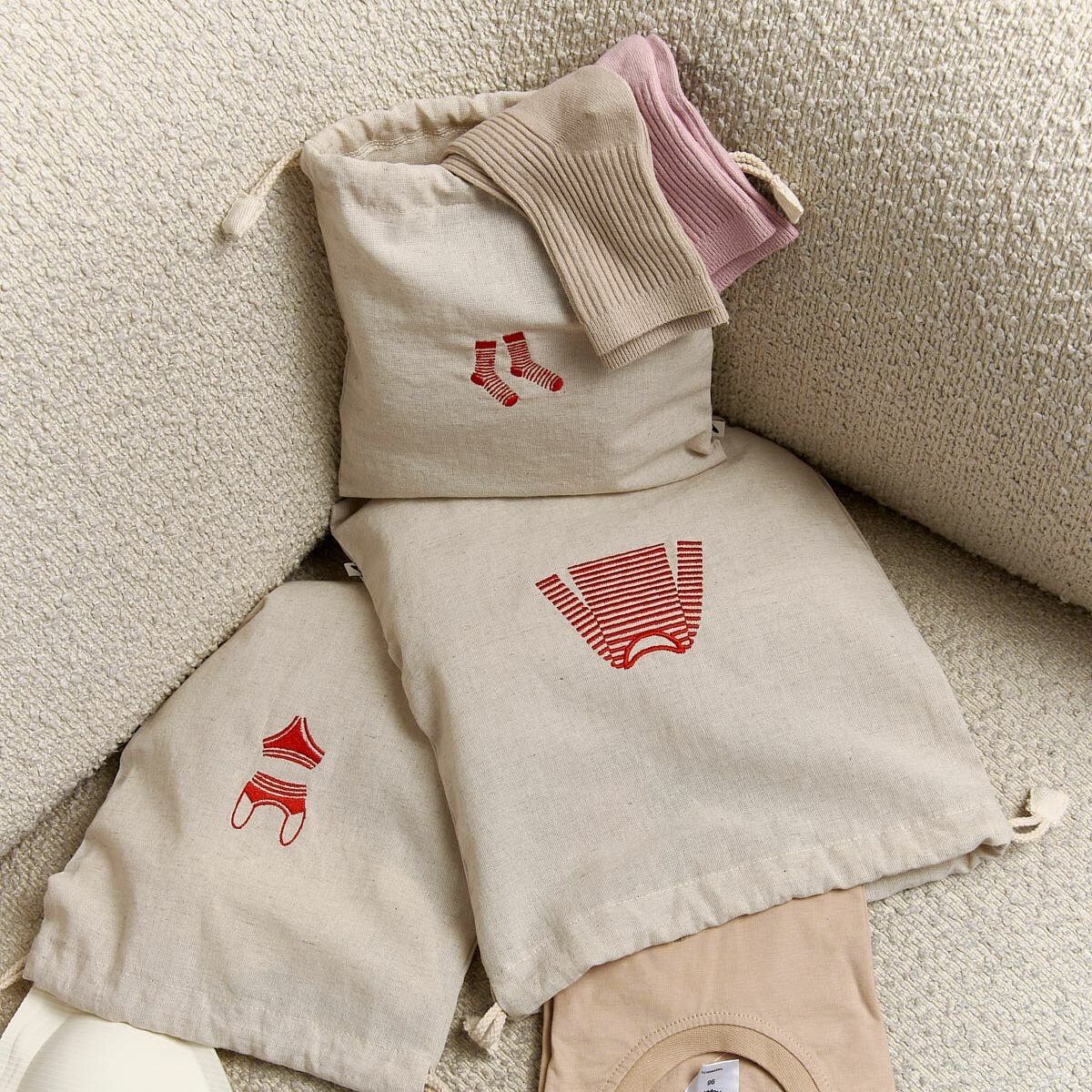 Набор льняных мешочков для хранения разного размера с вышивкой Полосатые носки, Купальник, Футболка, SML, бежевый, 3 шт.