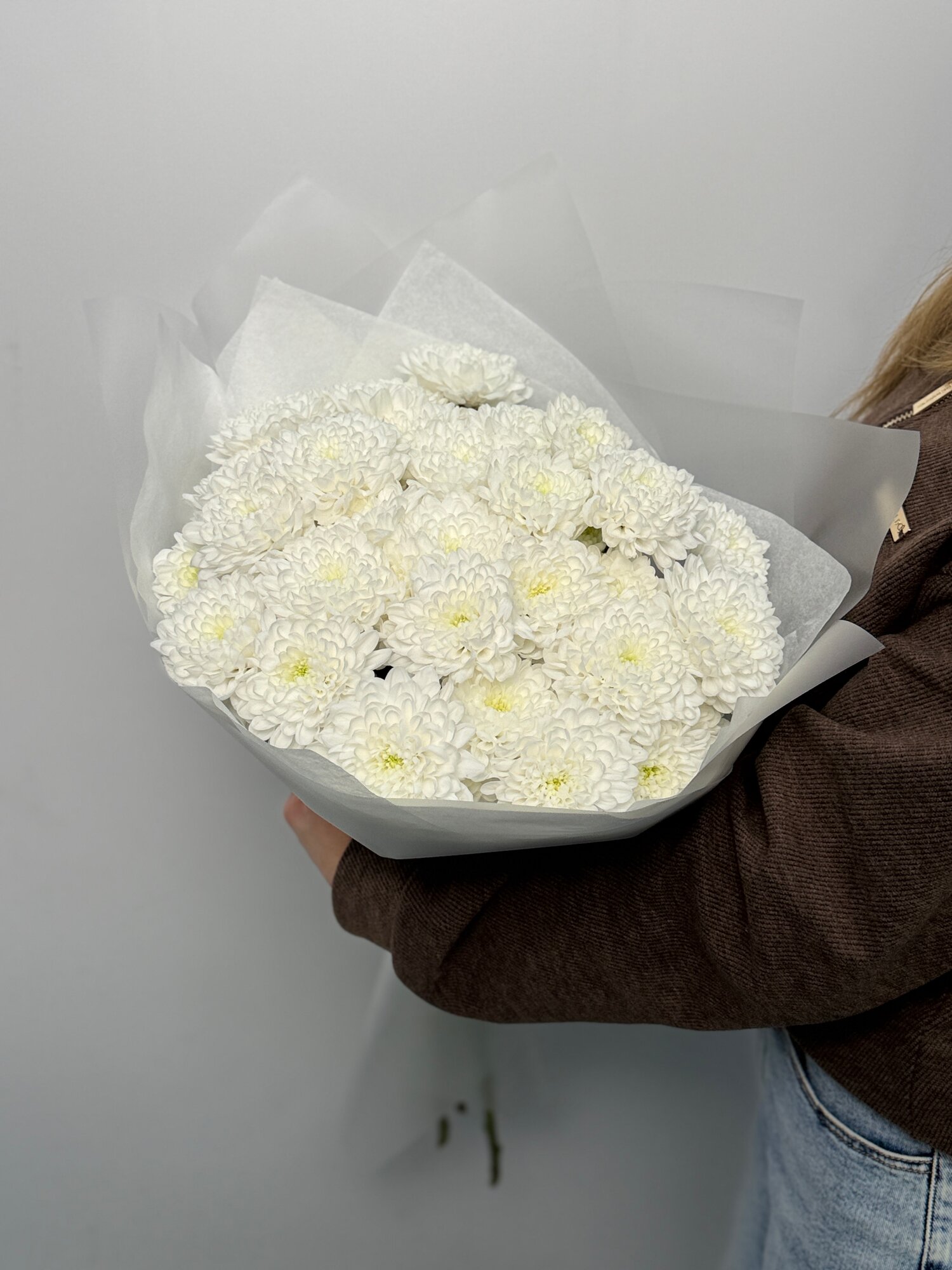 Букет из 9 белых кустовых хризантем сорта Алтай в стильной упаковке , записка В подарок