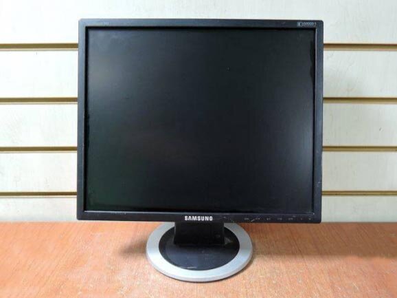 Монитор с дефектом ЖК 19'' 5:4 Samsung 943N черный VGA