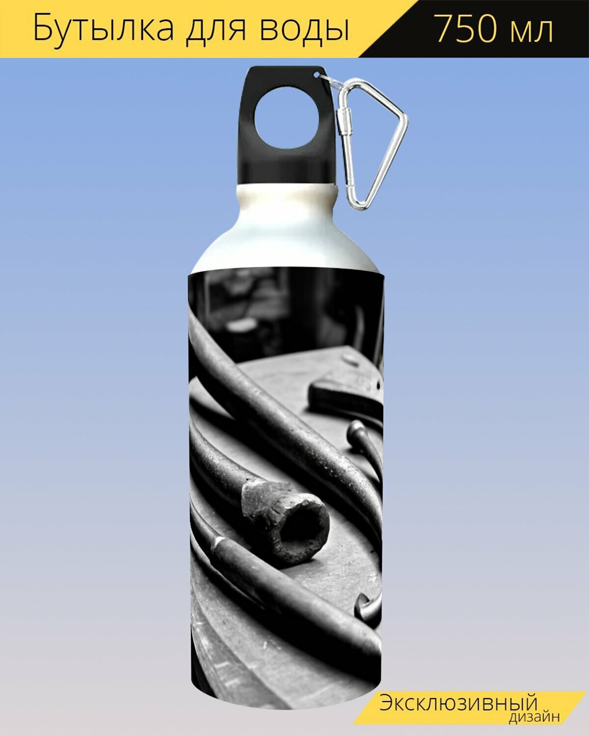 Бутылка фляга для воды "Черно-белый, изображающие старинные инструменты, используемые в мастерских, создающие ощущение древнего ремесла. стиль - антикварный," 750 мл. с карабином и принтом