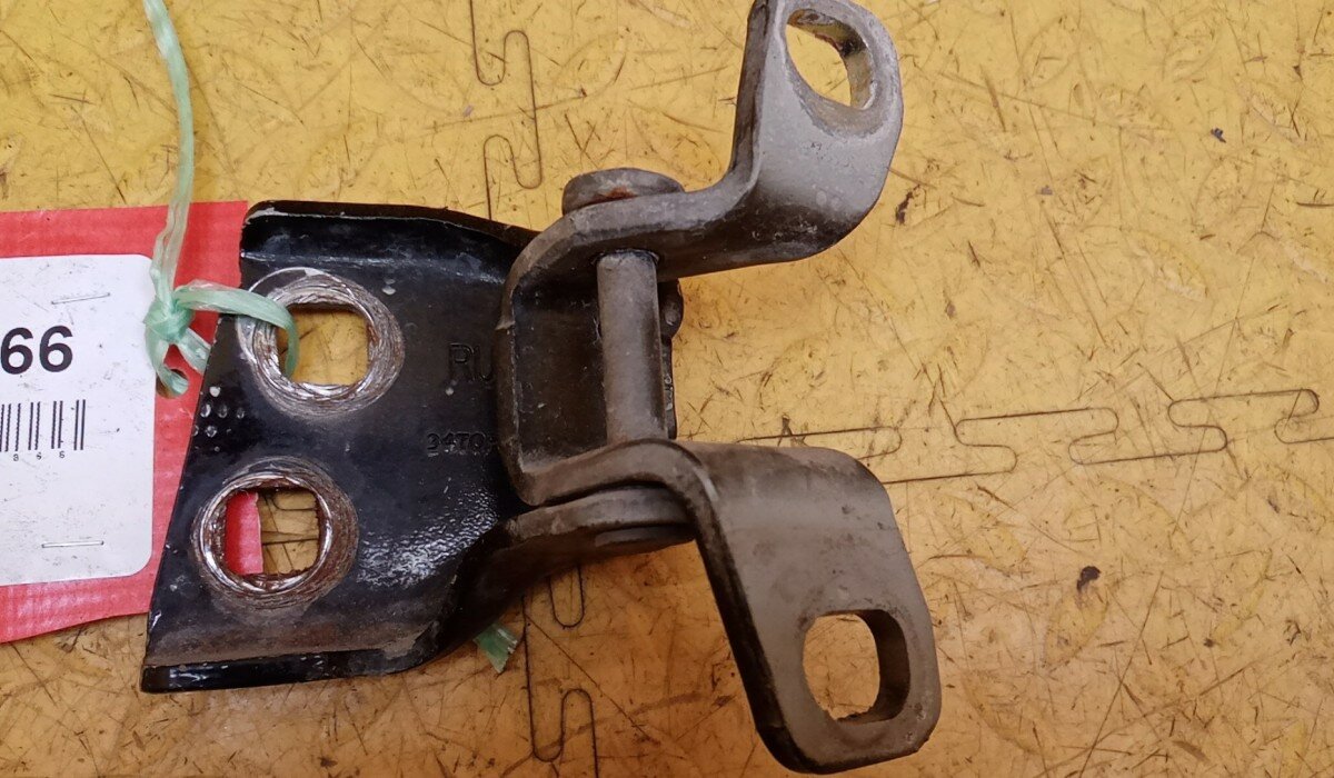 Петля двери задней левой верхняя Sebring/Dodge Stratus Chrysler 04880011AB