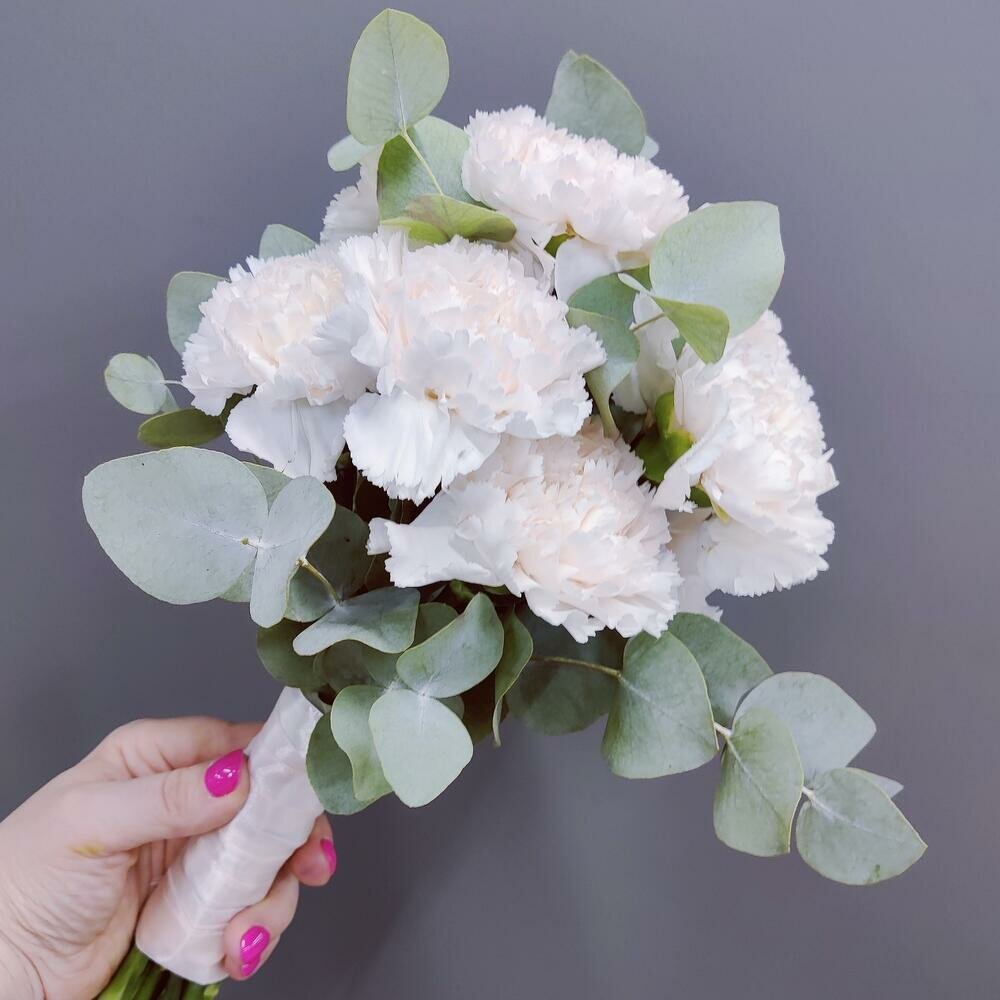 Букет невесты Цветочный ЛЕС из диантусов (гвоздик) и эвкалипта, 25 см, кремовый