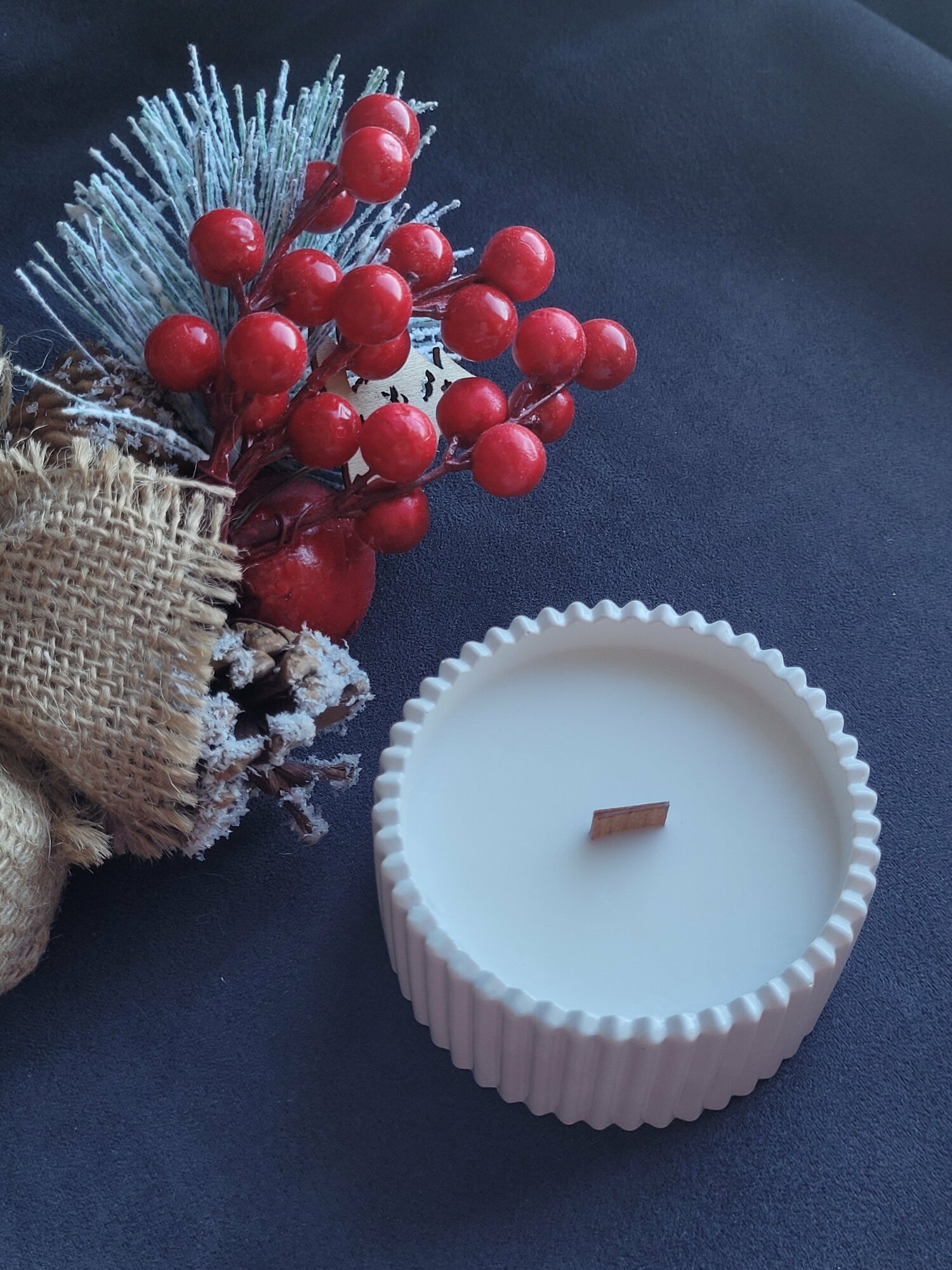 Свеча ароматическая "Кокос и шоколад" в гипсовом подсвечнике