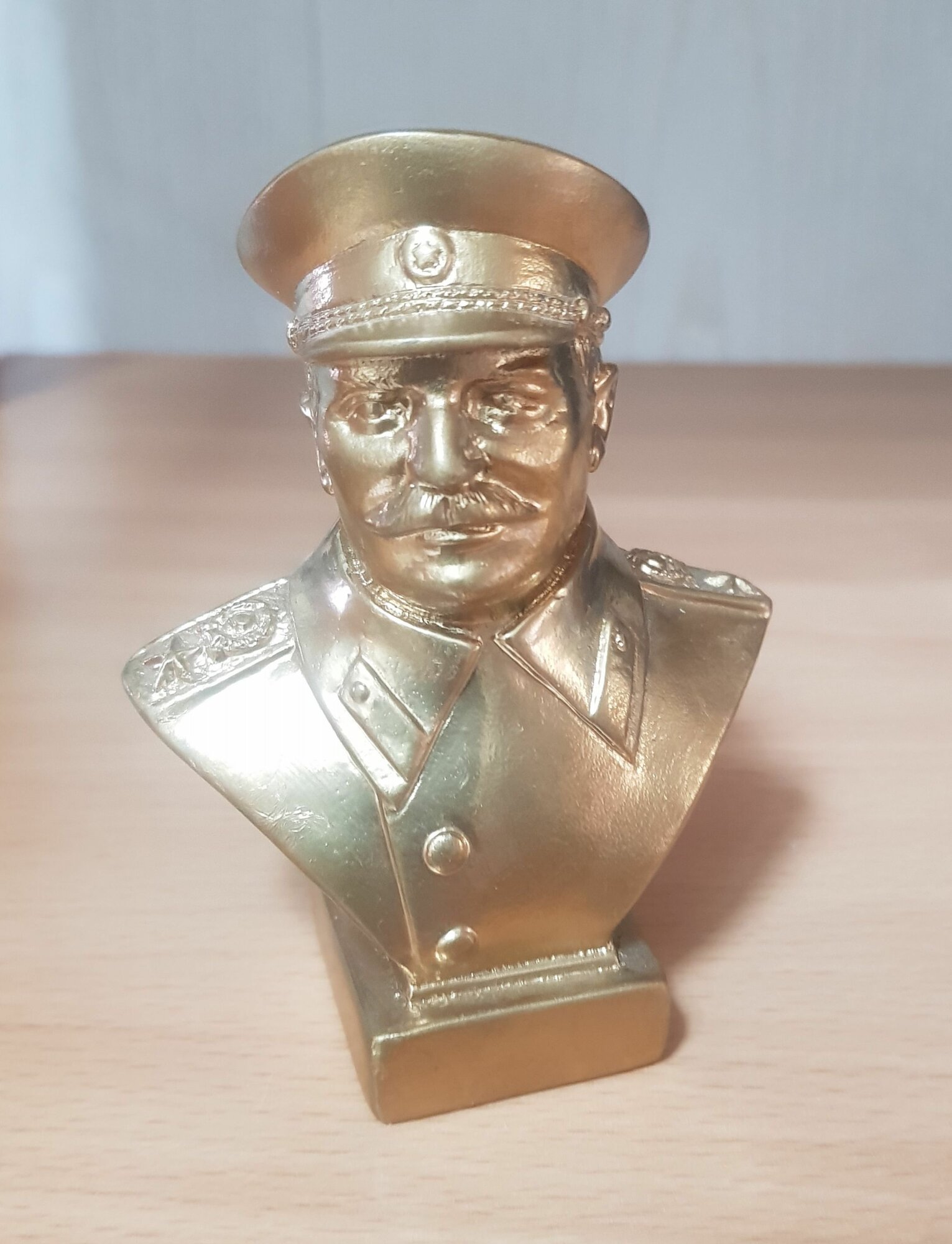 Бюст Иосиф Виссарионович Сталин, 9,5х7,5х4,5см, гипс и лаковое покрытие, золото