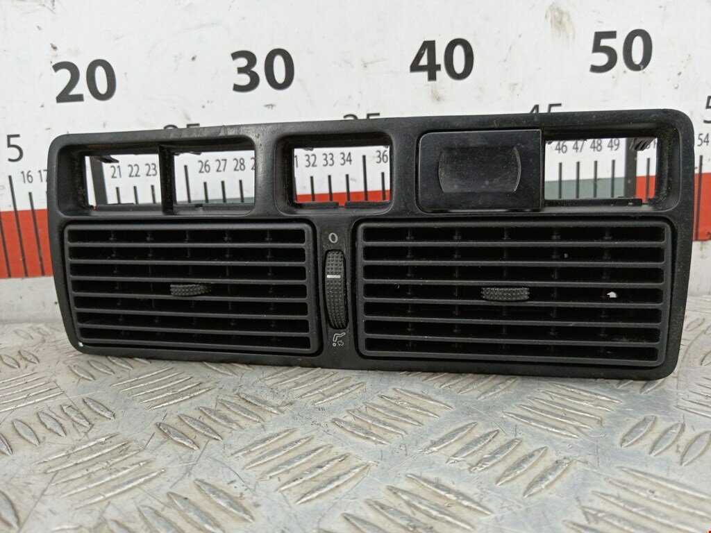 Дефлектор обдува салона Volkswagen Golf 4 1J0819728F арт. 2152024