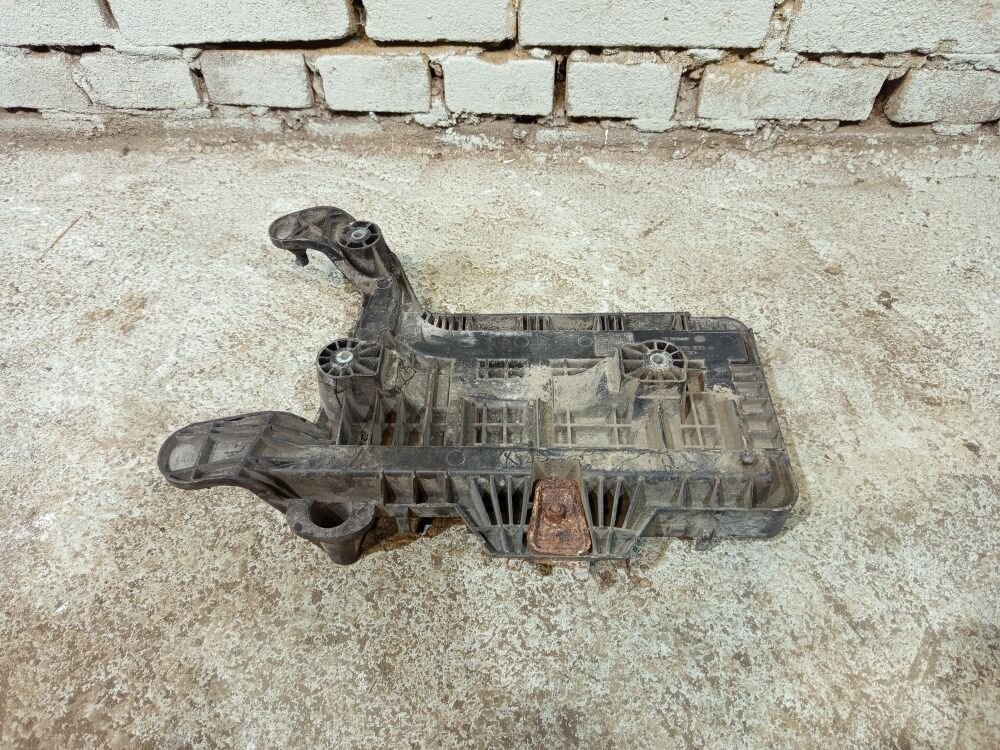 Крепление акб Volkswagen Caddy 3 1k0915333b