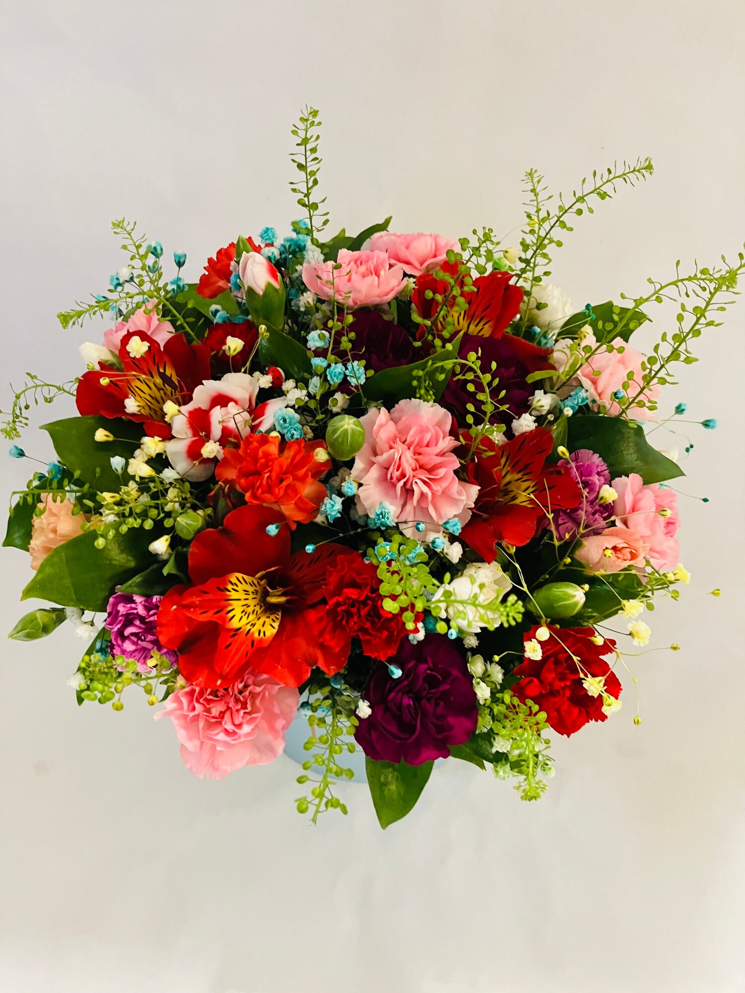 Букет Композиция из кустовой гвоздики, красной альстромерии и гипсофилы в серо -голубой коробке