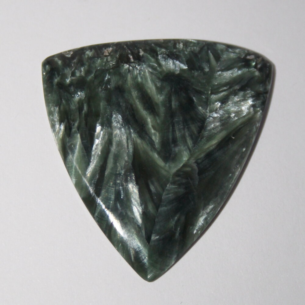 Клинохлор Серафинит кабошон, 32х30х3 мм, Сибирь, "True Stones"