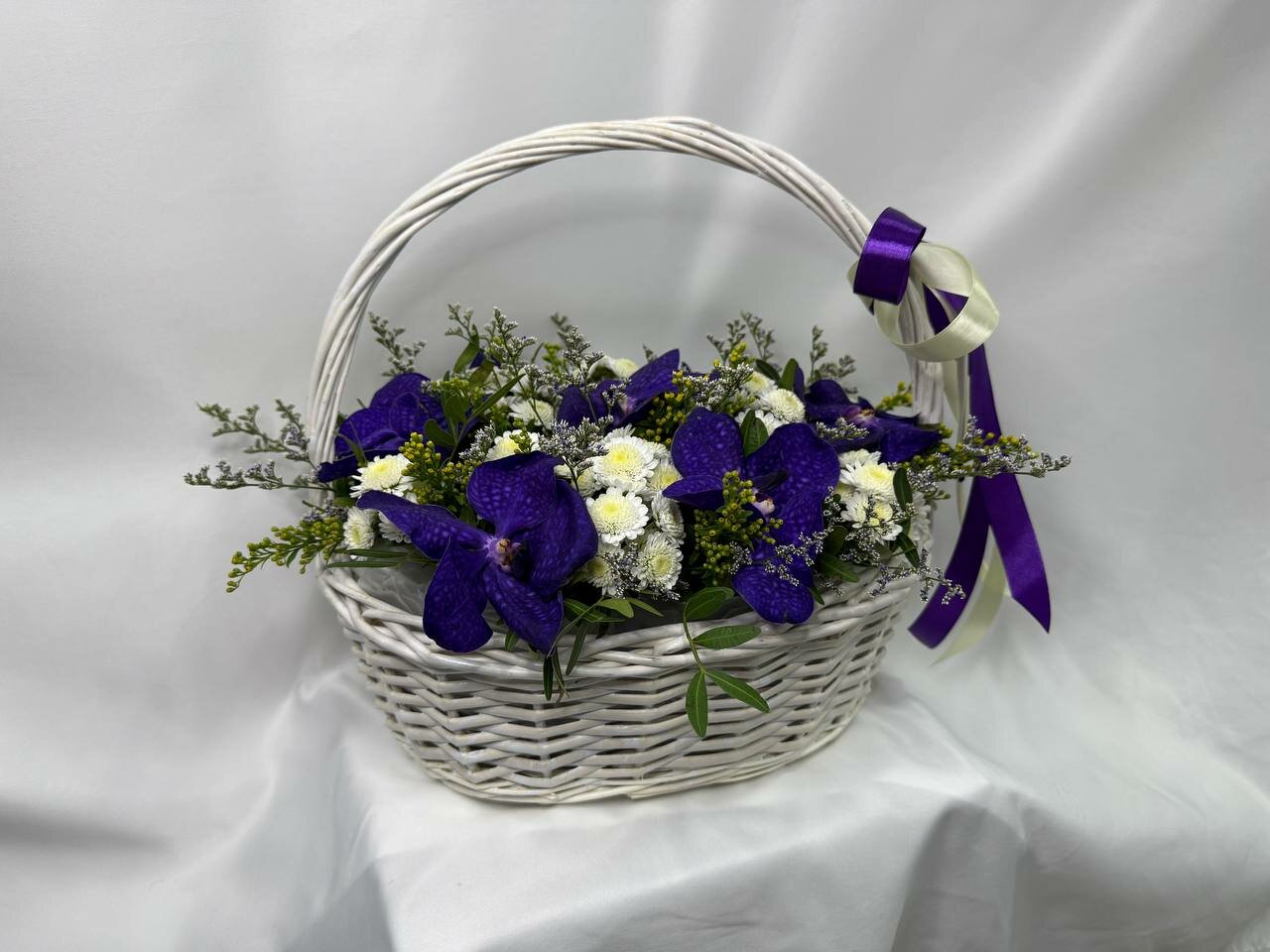 Корзина из фиолетовых орхидей и белых хризантем - шарик и открытка в подарок
