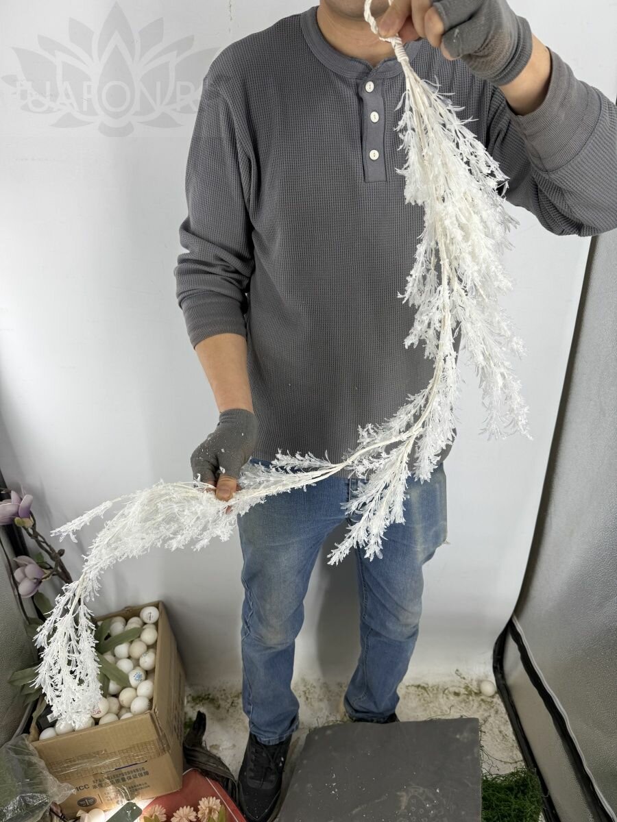 Белая гирлянда лиана новогодняя с глиттером пушистая для украшения интерьера 120 см