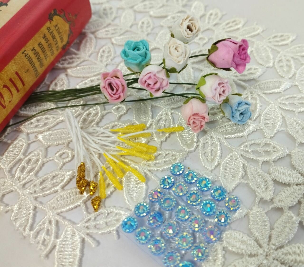 Набор декоративных бумажных цветов для творчества, рукоделия и скрапбукинга. Тюльпаны. Размер 0,5х0,5 см. Ассорти, цветы 8 штук + 12 двухсторонних тычинки + 30 пайеток