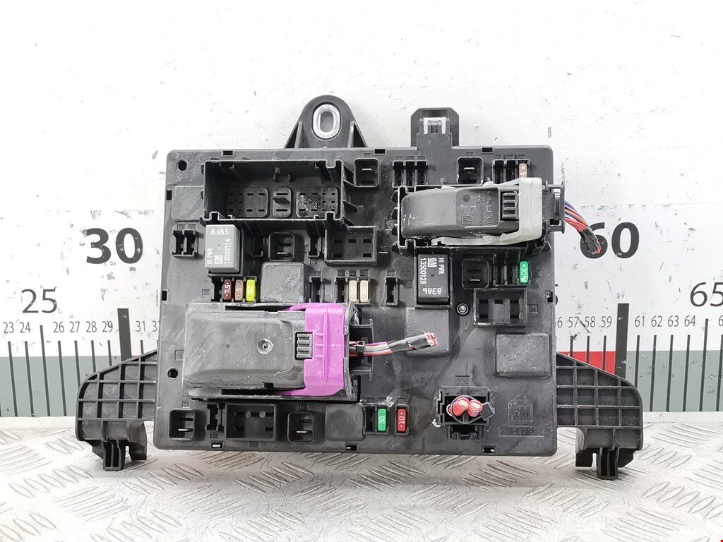 Блок предохранителей Opel Astra J 13302300 арт. 2179766