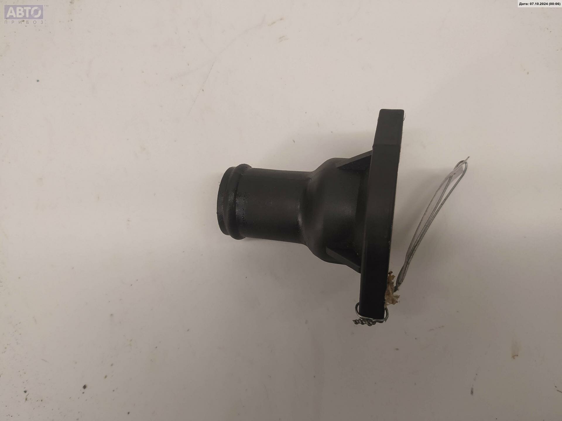 Фланец (тройник) системы охлаждения Volkswagen Passat B3