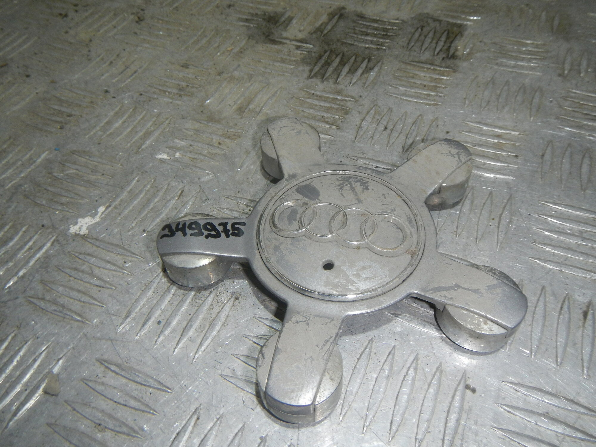 Б/У Колпак декоративный легкосплавного диска, Audi (Ауди)-A3 (8PA) (04-) AUDI A3 (8PA) (04-) Потертости 349975 VAG арт. ...