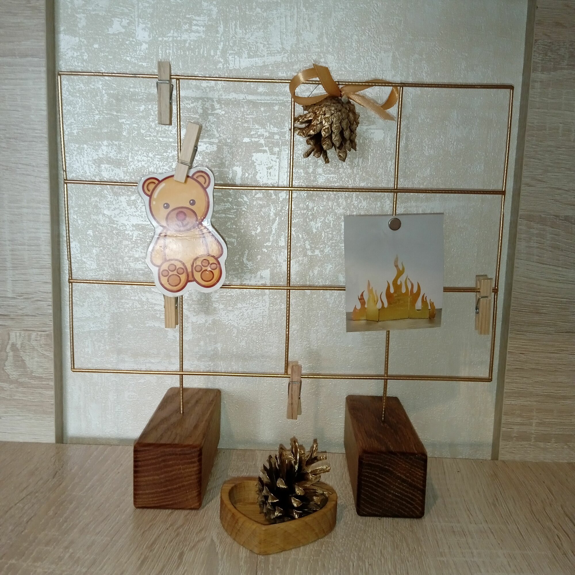 Мудборд настольный 12 ячеек 4*3 золото. Двойная подставка дуб + 5 прищепок и магнит. Рамка для фотографий, панно.