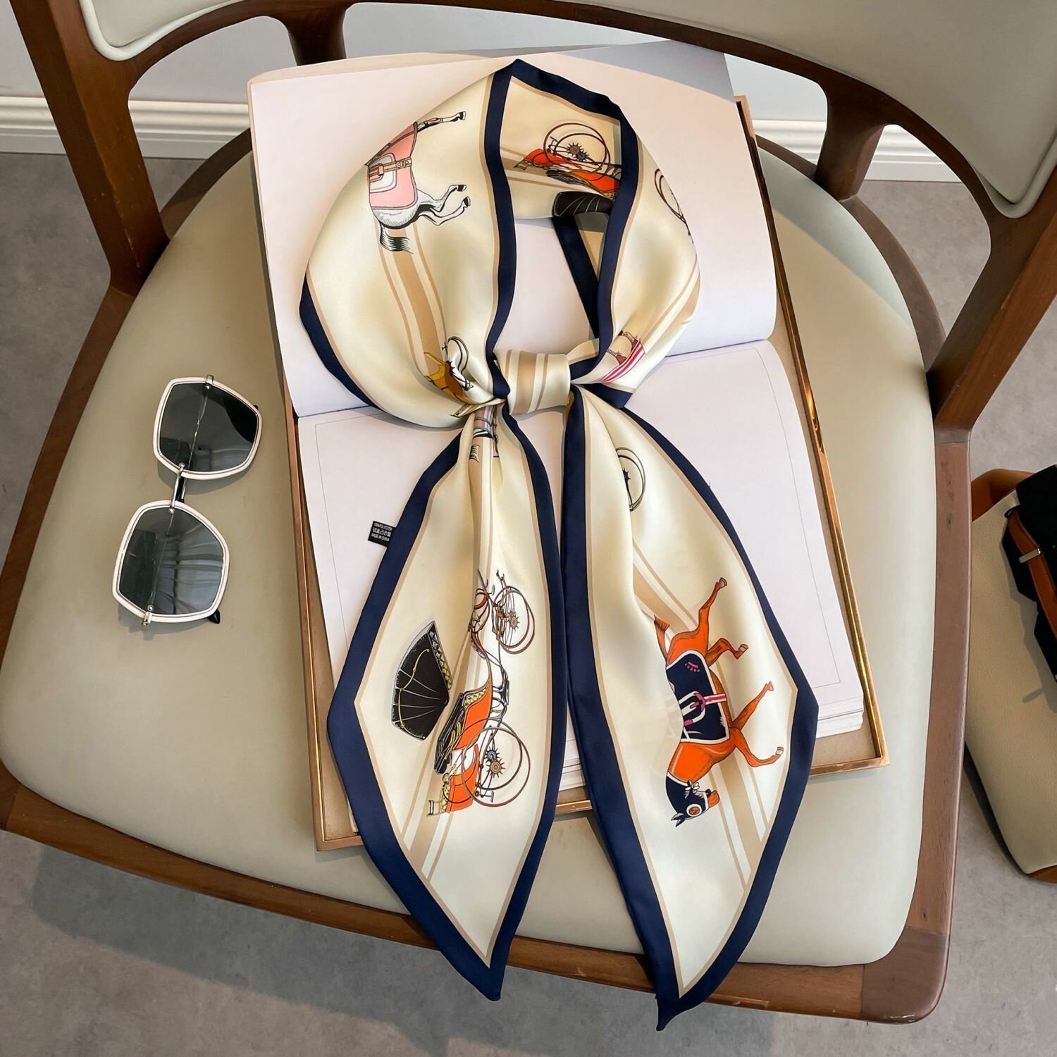 Длинная лента + галстук + декоративная лента.