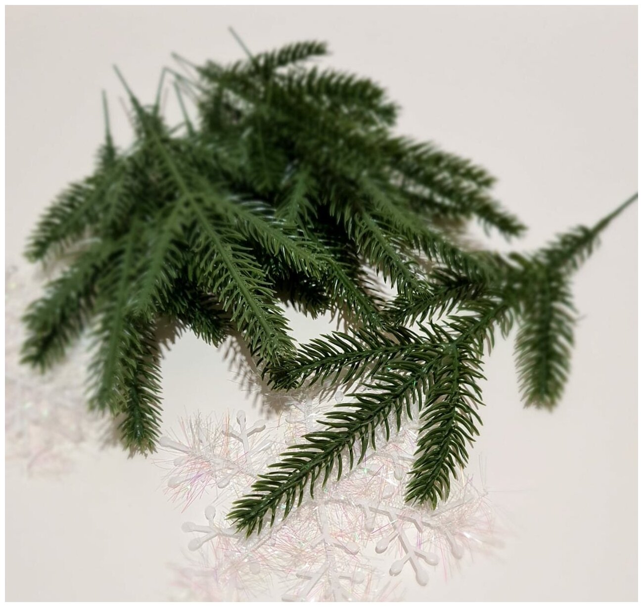 Ветка еловая 5 шт. На металлической ножке . Цвет зелёный, 5 веток, короткие иголки. Высота 28.9 см.