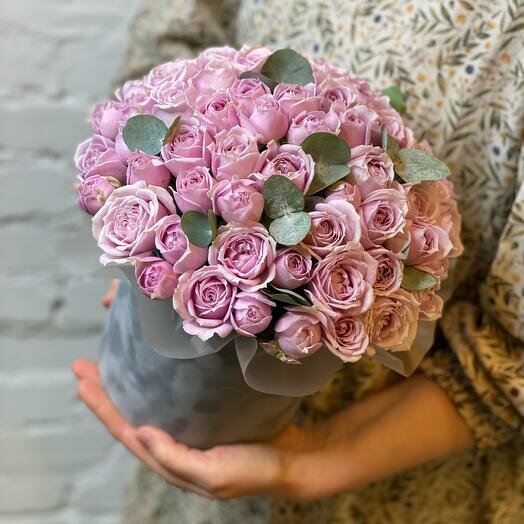 Коробка свежесрезанных цветов из парфюмированных кустовых роз 123