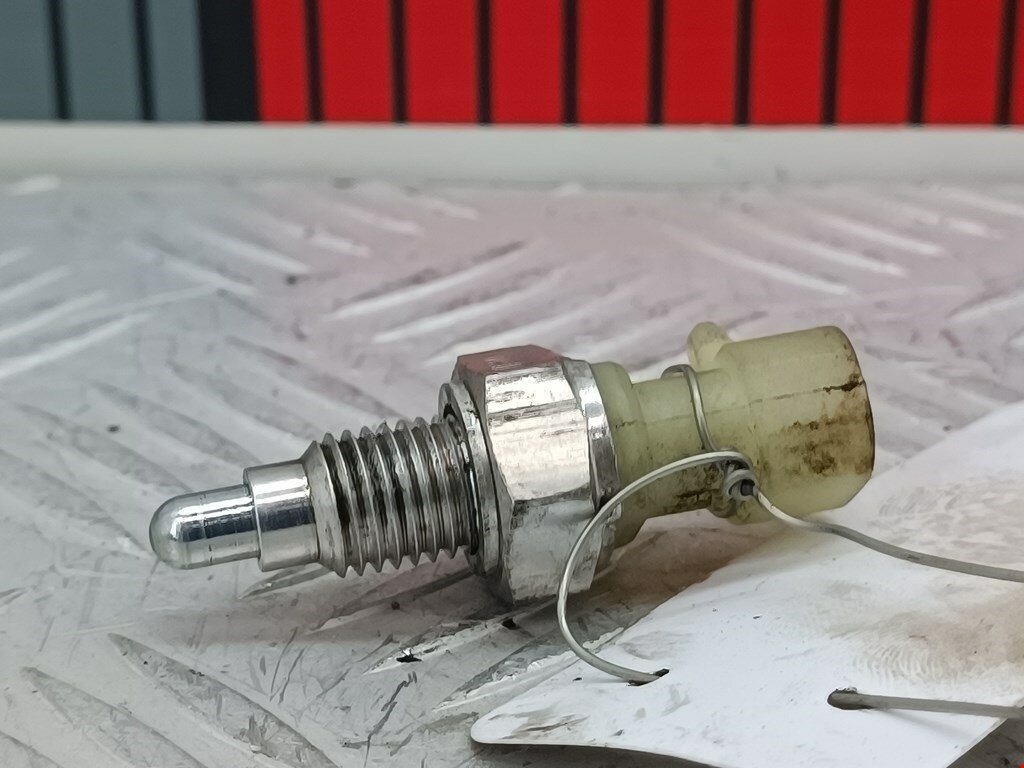 Датчик включения заднего хода (лягушка) Volkswagen Golf 4 90482454 арт. 2047714