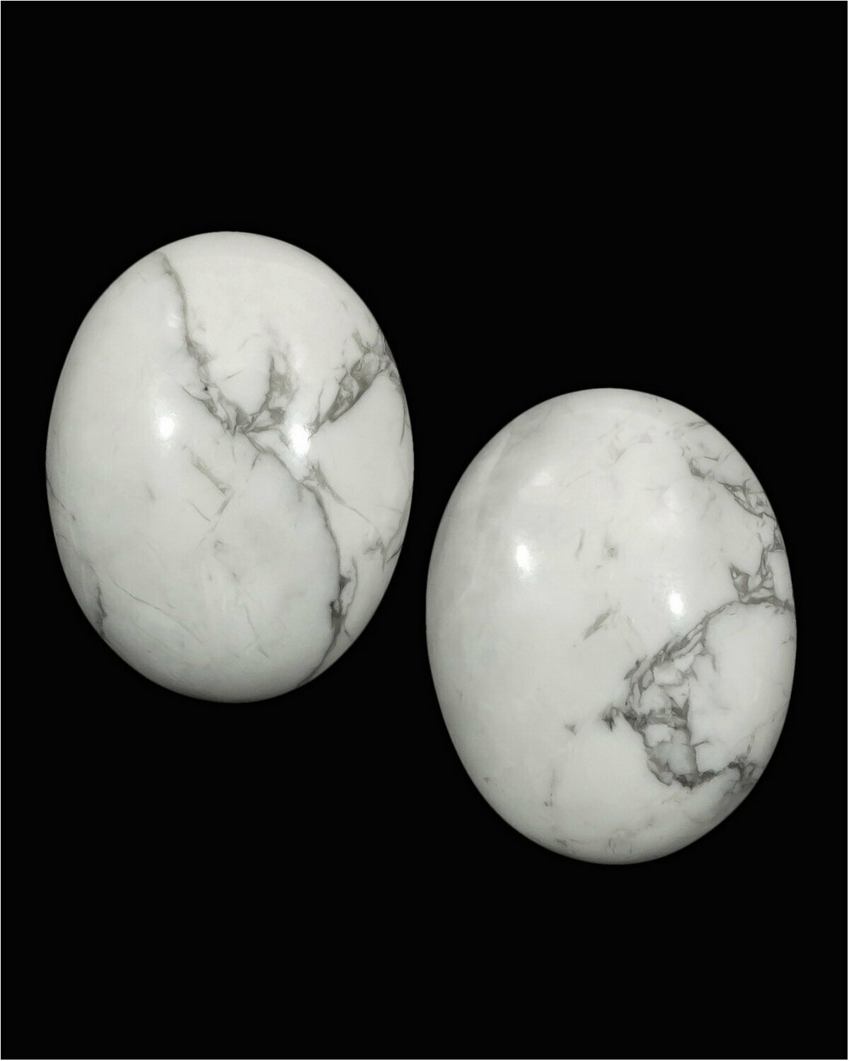 Магнезит (пара), кабошон из минерала, размер: 26х20х6 мм, натуральный камень.