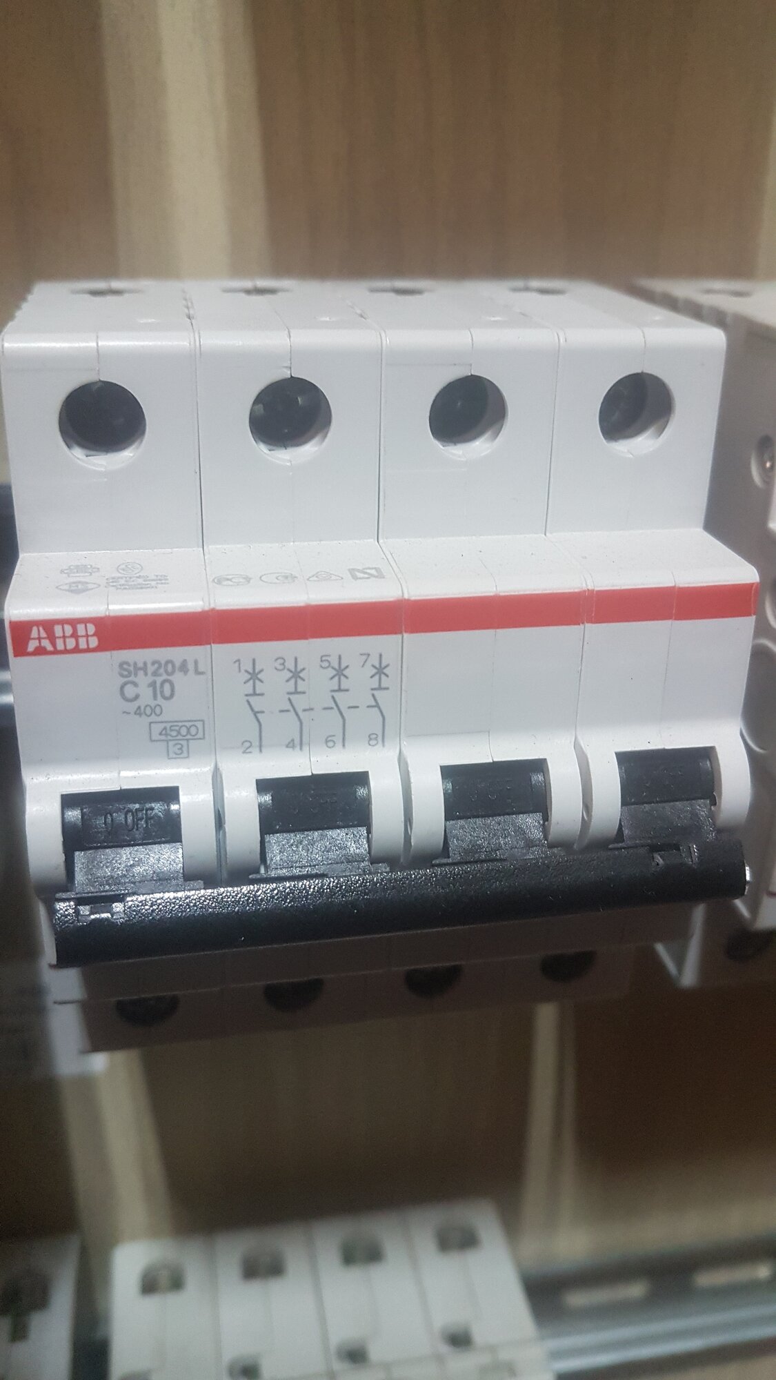 Автоматический выключатель ABB SH204L 4P (C) 4,5kA 10 А