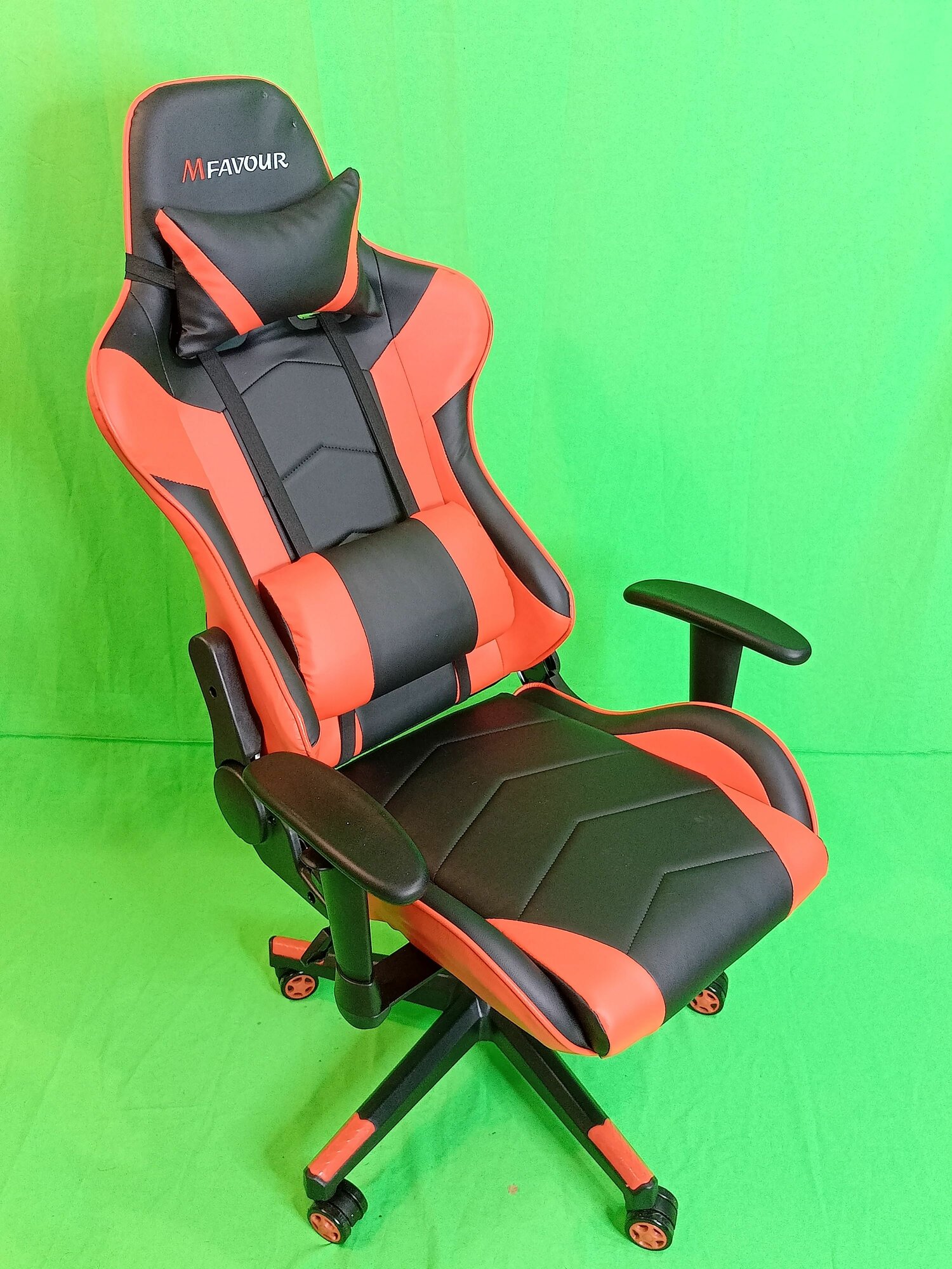 Офисное компьютерное кресло с механизмом качания. Геймерское игровое кресло с регулировкой подлокотников