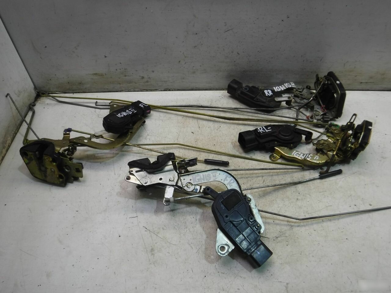 Замок двери передней Suzuki Ignis I (2000—2006) 8220181G20 8220281G20