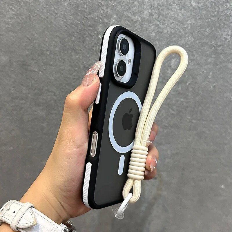 Белый чехол для iPhone 16 с ремешком и магнитным бампером