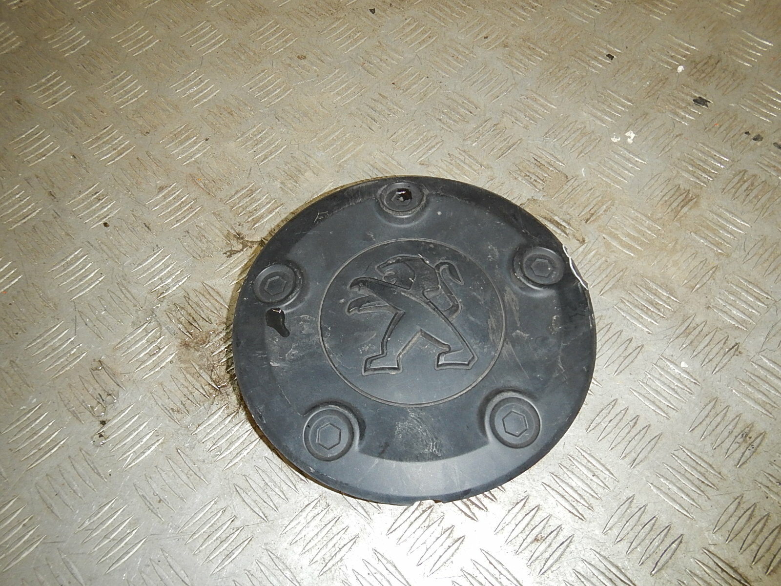 Б/У Колпак декоративный легкосплавного диска, Peugeot (Пежо)-EXPERT (16-) PEUGEOT EXPERT (16-) Царапины, отколот кусок. ...