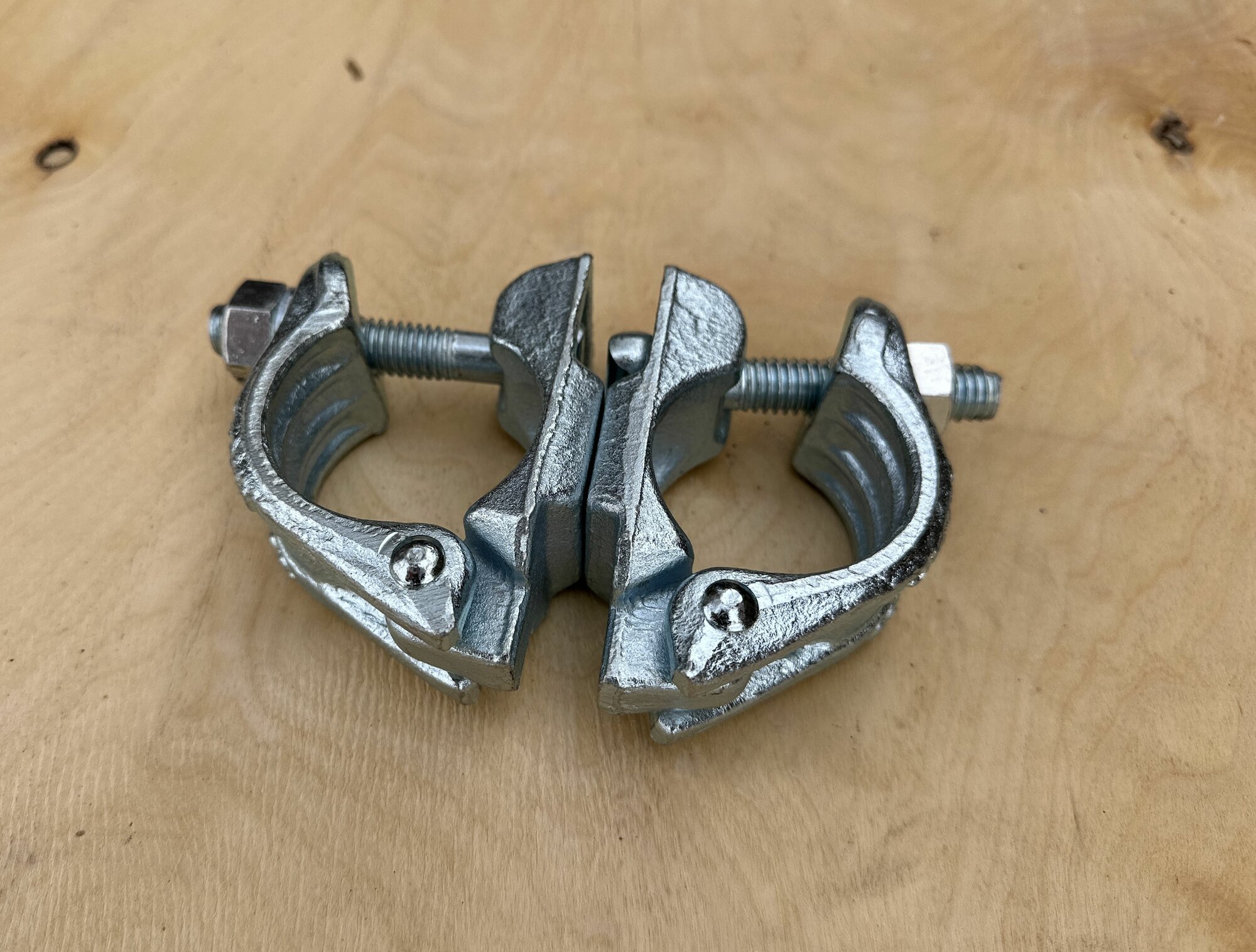 Хомут строительный кованый оцинкованный поворотный NORD 42*42