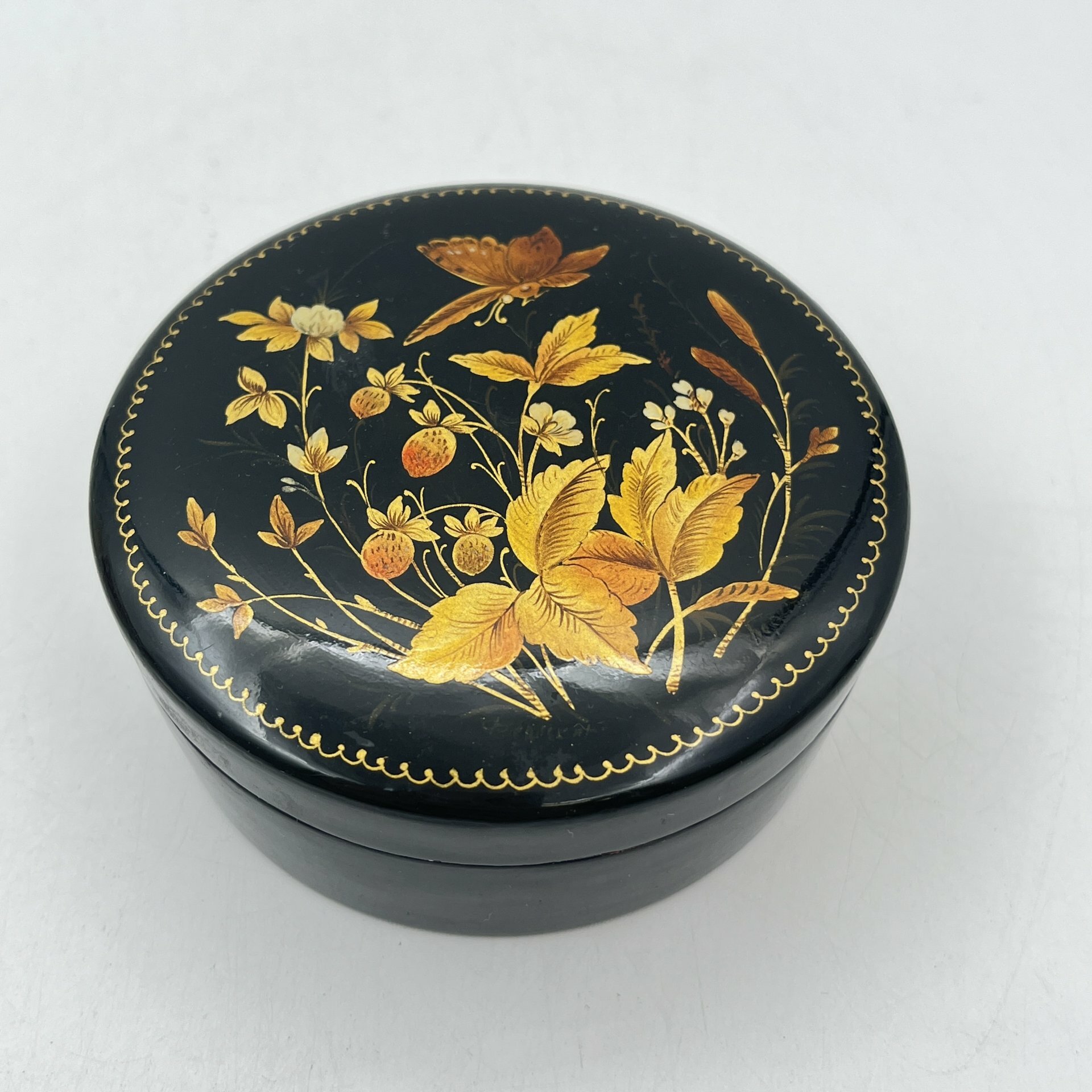 Шкатулка круглой формы, украшенная полевым пейзажем, папье-маше, роспись, лак