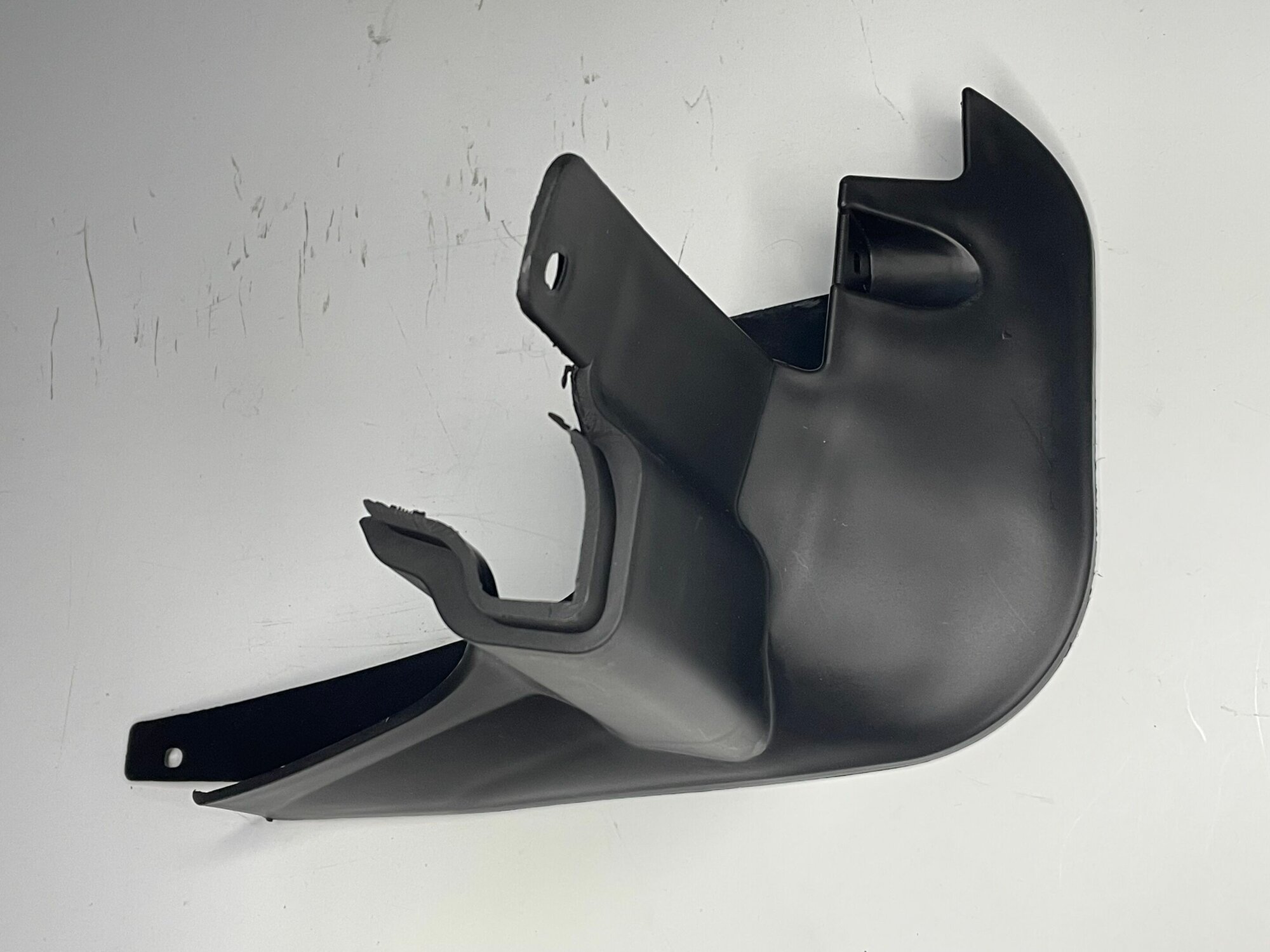 Брызговик передний левый Geely MK Cross [1.5 16V 5MT хетчбэк] 1018015718