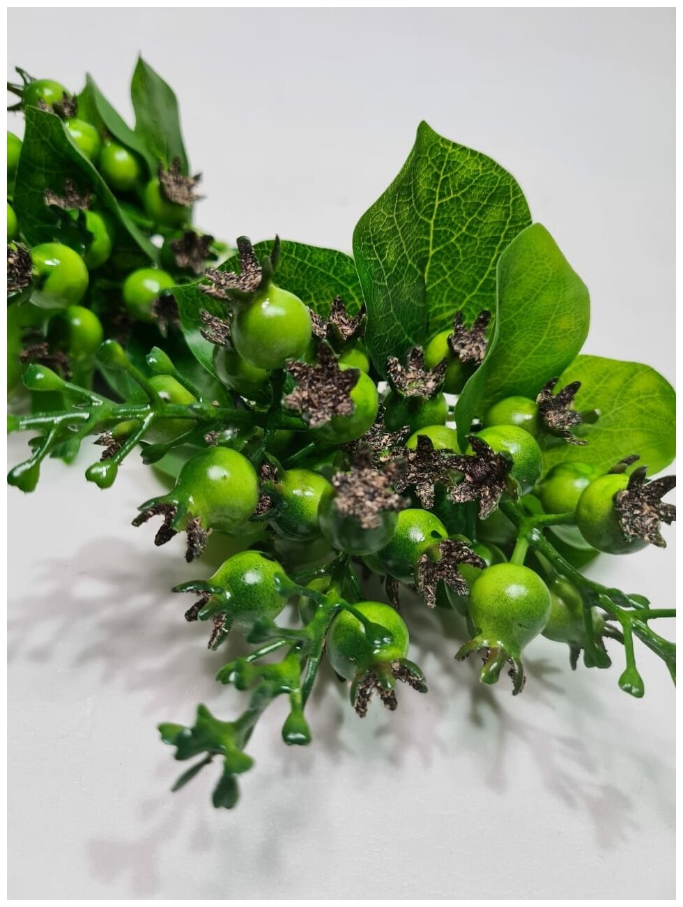 Искусственные цветы и сухоцветы. Ягоды на ветке.