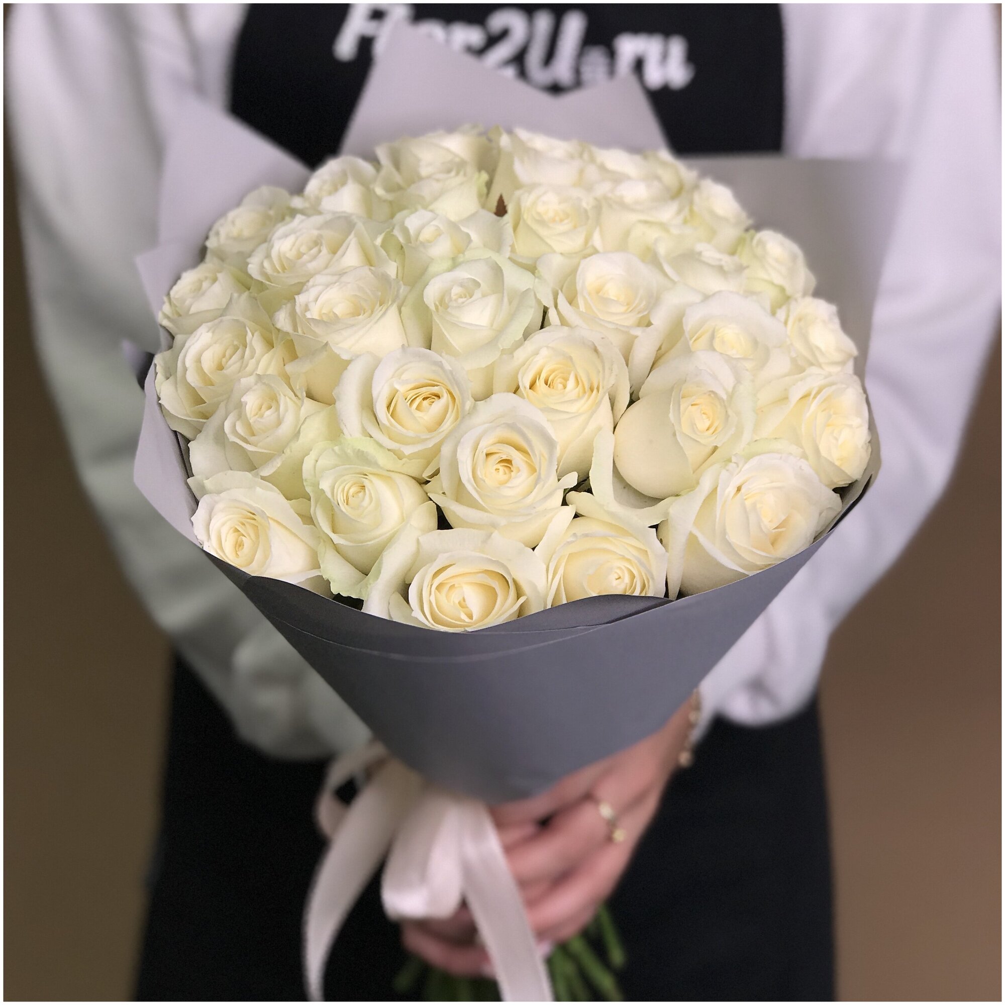 Цветы живые букет из 35 белых роз 40 см в упаковке от Flor2u