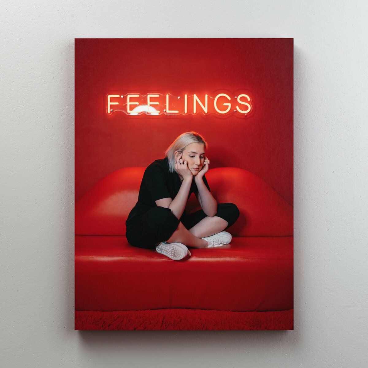 Интерьерная картина на холсте "Неоновая вывеска - чувства" размер 45x60 см