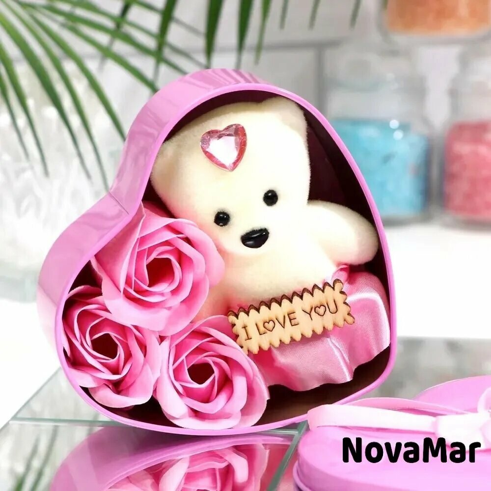 Подарочный букет из мыльных роз и плюшевого мишки в коробке на День святого Валентина