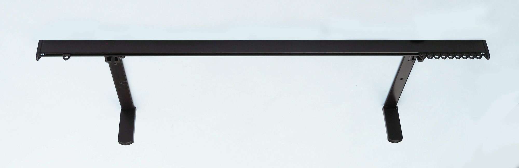 Профильный карниз Симпл прямой однорядный чёрный. Крепление к стене.