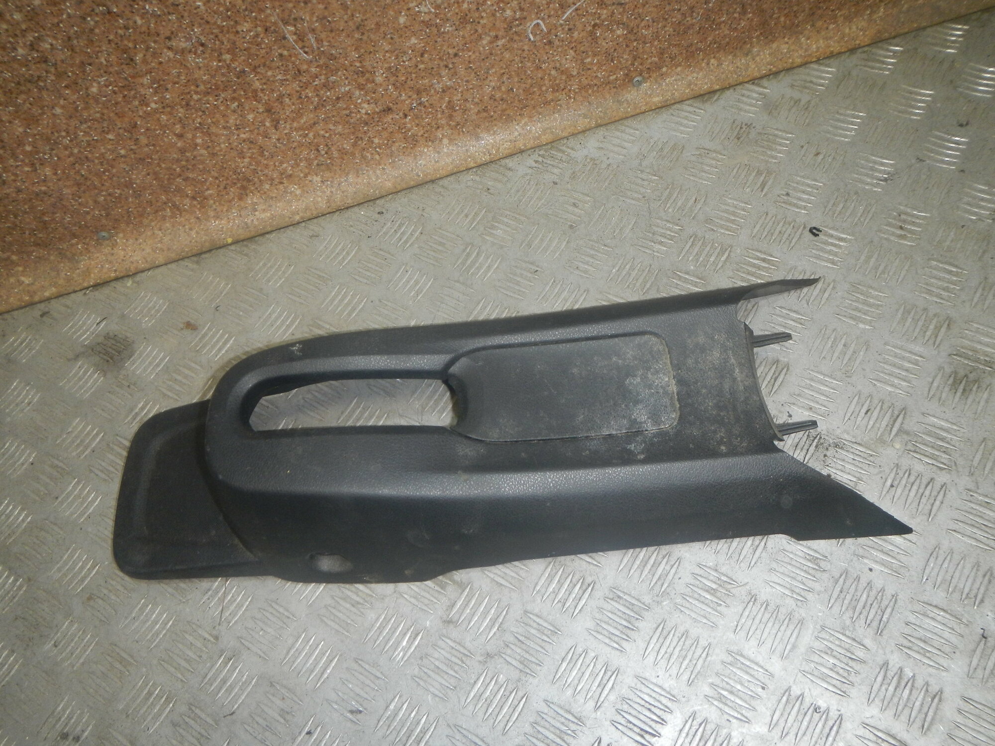 Б/У Консоль, ВАЗ (VAZ)-LADA VESTA (веста) LADA VESTA (Веста) Грязная. 566750 LADA арт. 8450008583