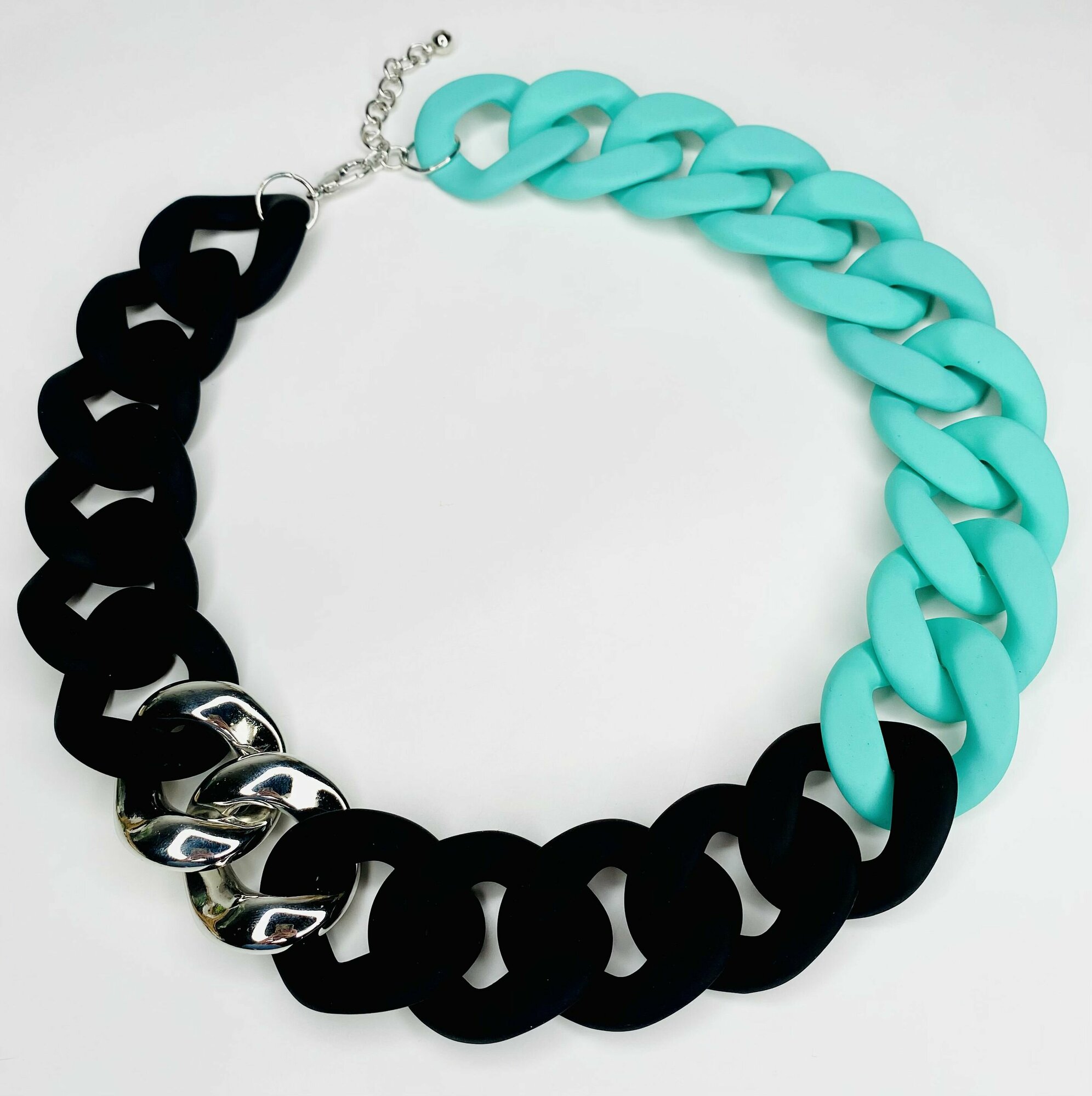 Колье, пластик