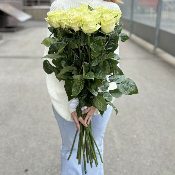 Букет живых цветов 15 длинных белых роз, сорт Мондиаль, высота 80 см, ROZA4U