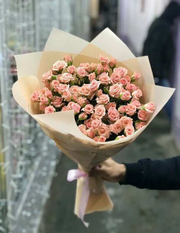 Букет Well Flowers 1237558 "Букет нежных кустовых роз", круглый, 21 цветок, букет свежих цветов