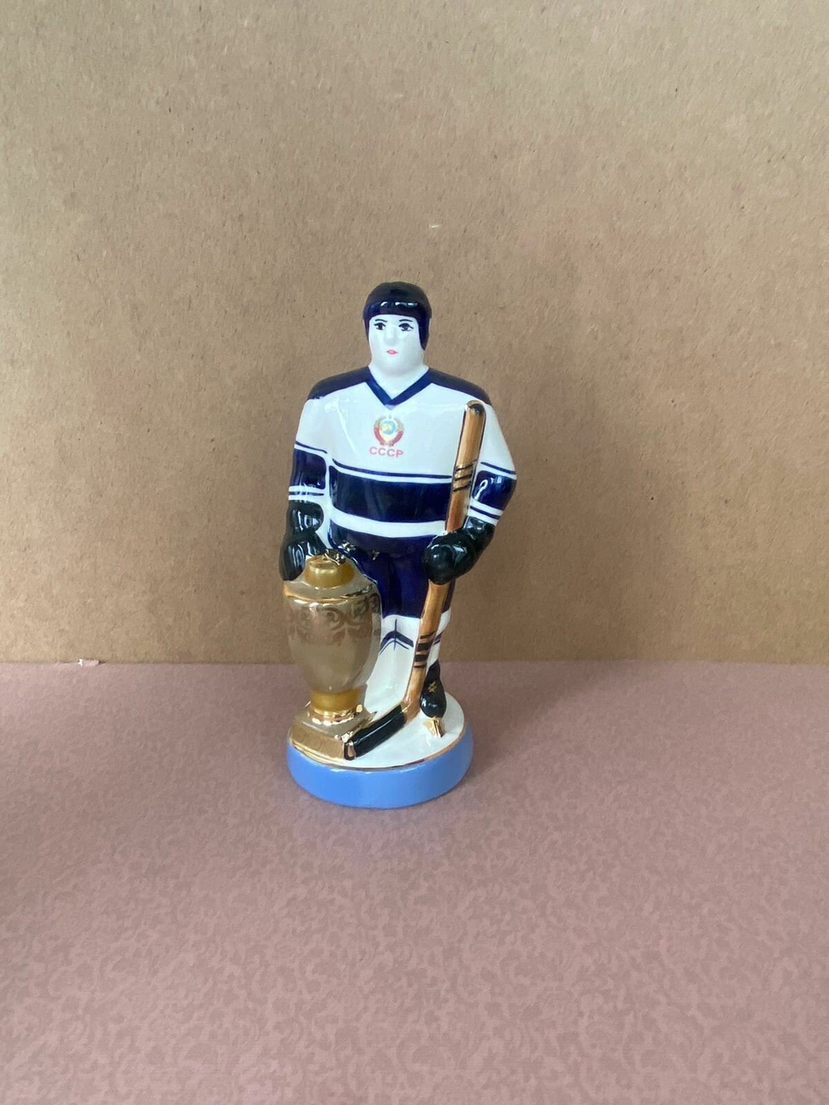 Статуэтка Хоккеист с кубком