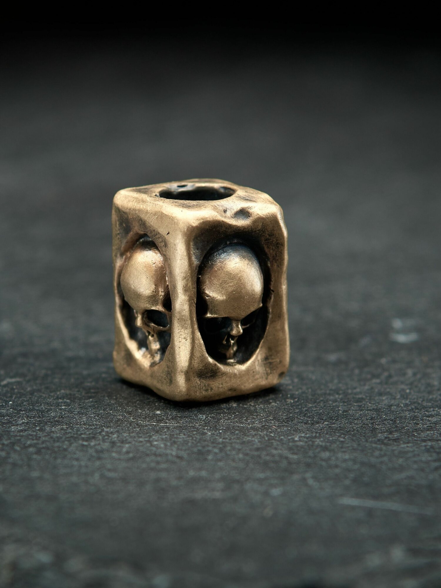 Бусина для темляка '4 черепа', латунь с чернением, 16 х10 мм авторская работа, готический стиль, для ножа и брелока