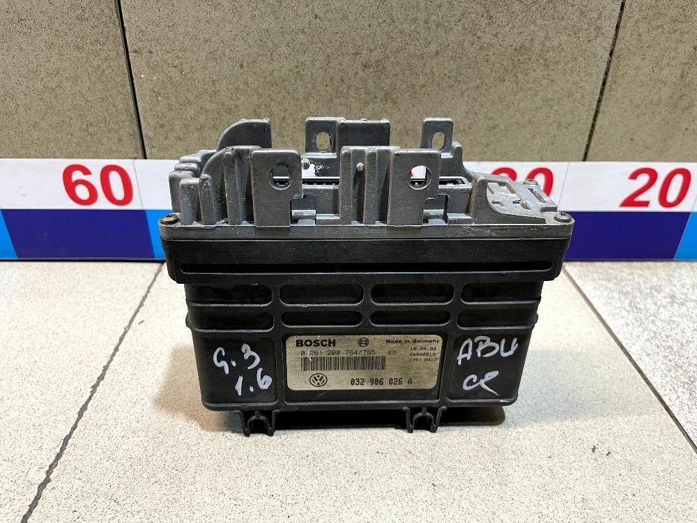 Блок управления двигателем VW Golf III 032906026A