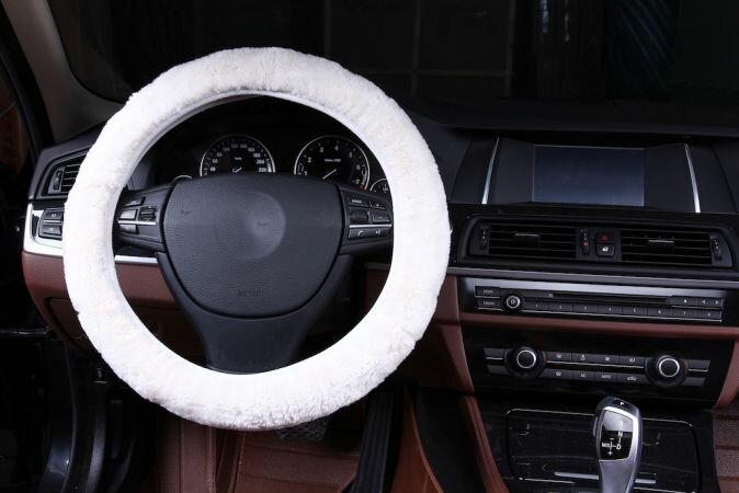 Оплетка на руль Шкода Камик (2019 - 2024) внедорожник 5 дверей / Skoda Kamiq, искусственный мех (высокого качества), Белый