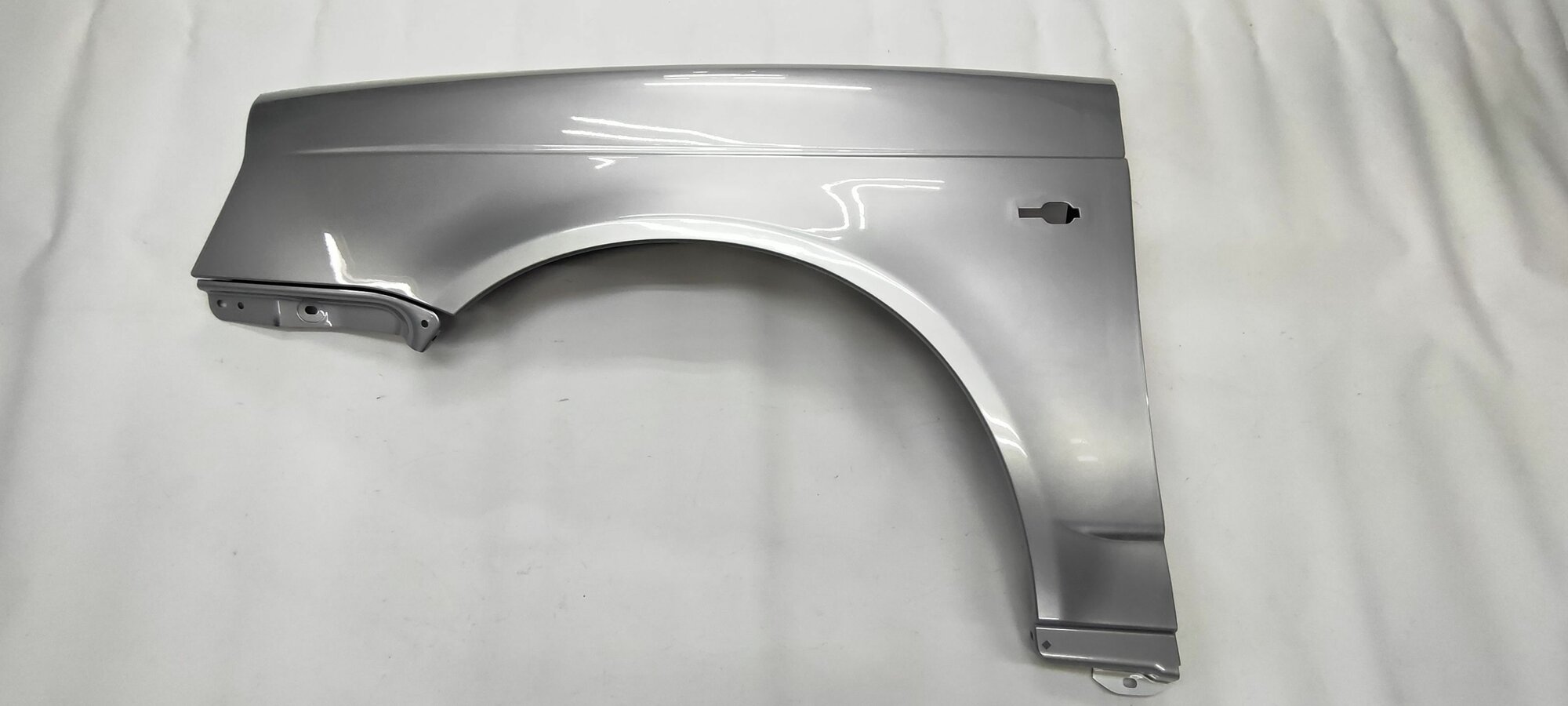 Крыло пластиковое для Лада "Приора" 2007 - 2018 гг, цвет Снежная Королева 690"серебристый металлик", левое"