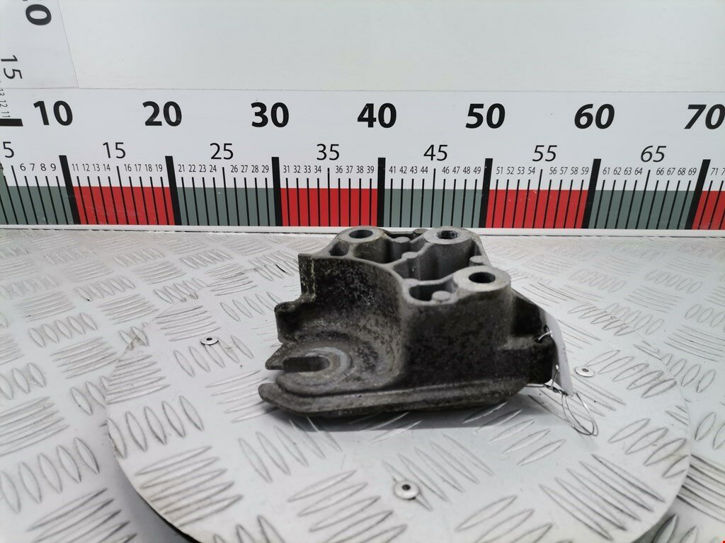 Кронштейн (крепление лапа) двигателя Ford Focus 2 1367040 арт. 1926098