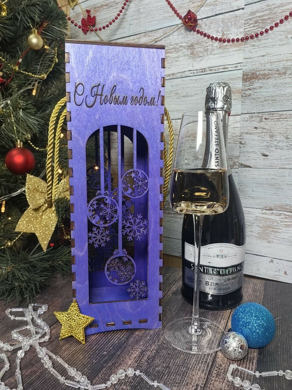 Новогодняя подарочная коробка под бутылку