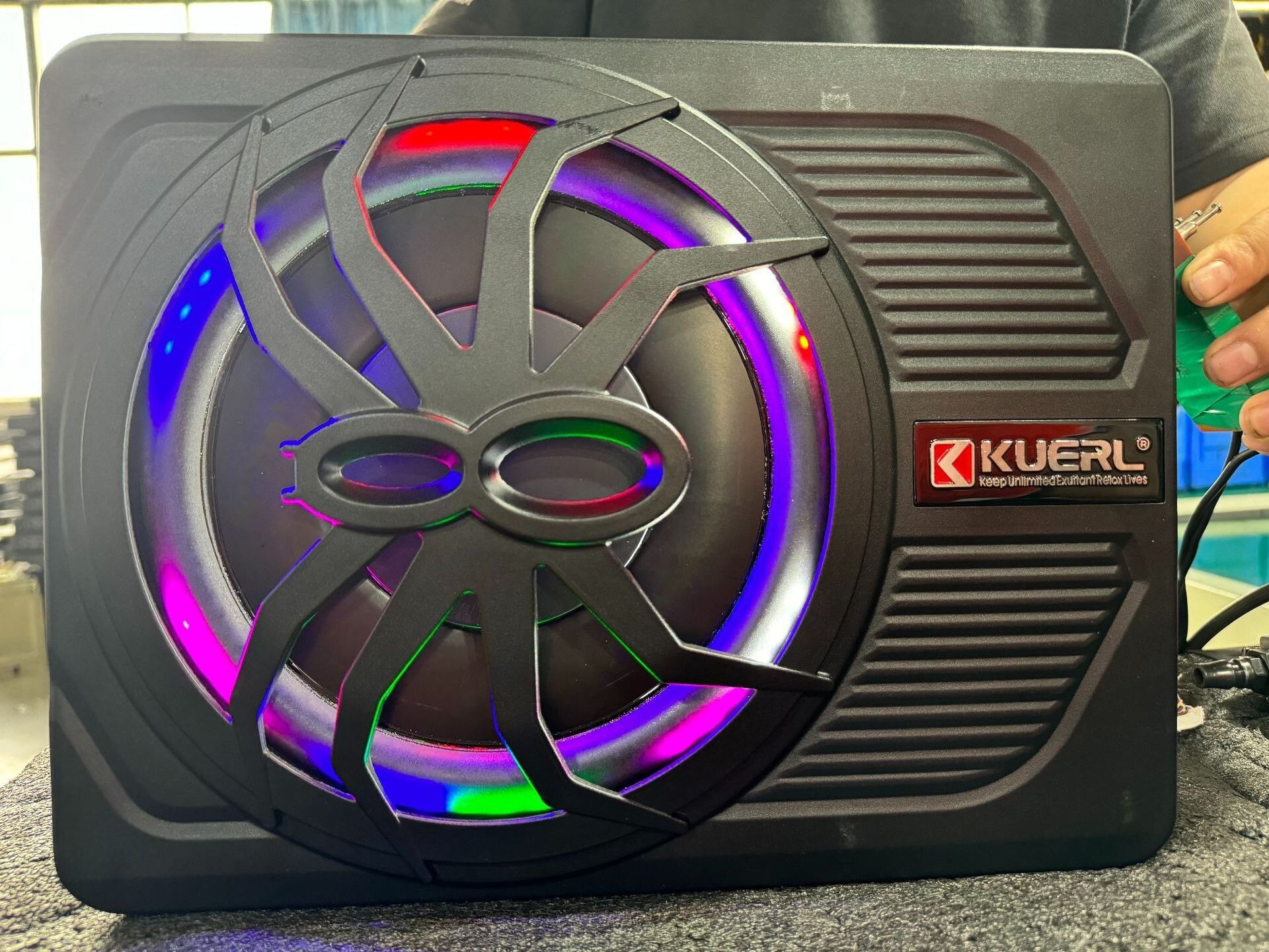 Сабвуфер активный Kuerl 10" 800Вт с RGB подсветкой в авто под сиденье, управление через приложение, ультратонкий корпус