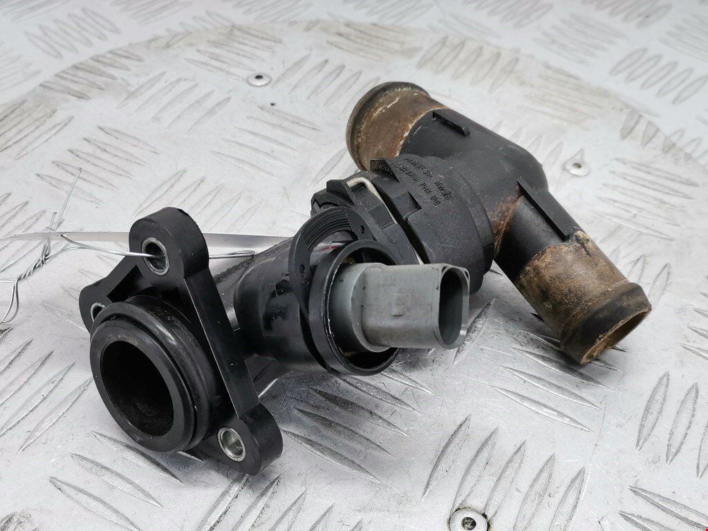 Фланец (штуцер системы охлаждения тройник) Audi A3 8P 1K0122291AE арт. 2018842